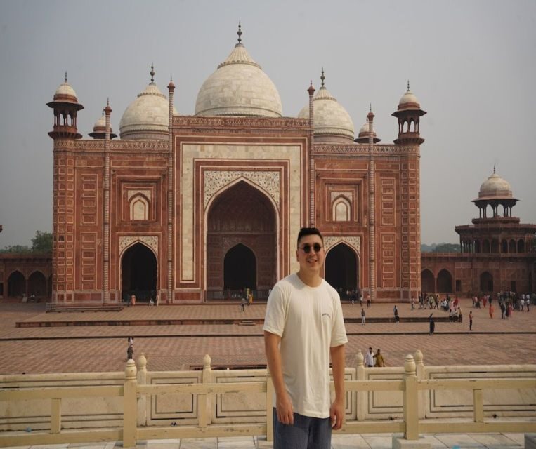 Fast-track entry into taj mahal with entrance included. - Key Points