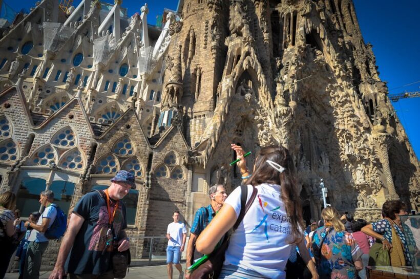 Fast Track: Sagrada Familia & Barcelona Full-Day Tour - Transportation & Group Dynamics