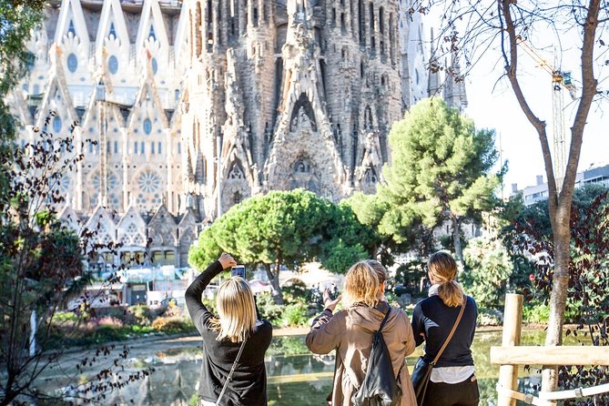 Fast Track Sagrada Familia & Park Guell the Best of Gaudí - The Benefits of Skip-the-Line Access