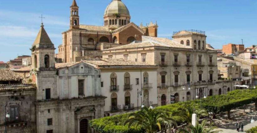 Favara: Guided Walking Tour with Cannolo and Sicilian Lunch - Exploring Favara: A Walk Through Sicily’s Hidden Gem
