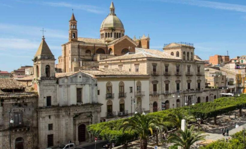 Favara: Guided Walking Tour with Cannolo and Sicilian Lunch - Who Will Love This Tour?