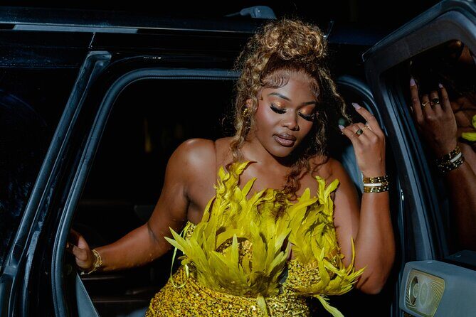 Feel Like a Star: Nighttime Paparazzi Flash Photoshoot - Key Points