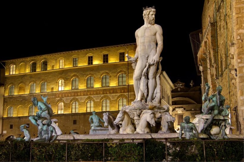 Florence: Dark Secrets & Scandals Evening Walking Tour - A Closer Look at the Experience