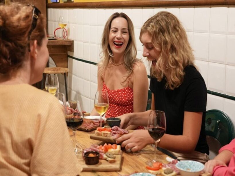 Florence: Food Walking Tour with Local Steak and Tuscan Wine - Food and Wine at a Bustling Vinaino