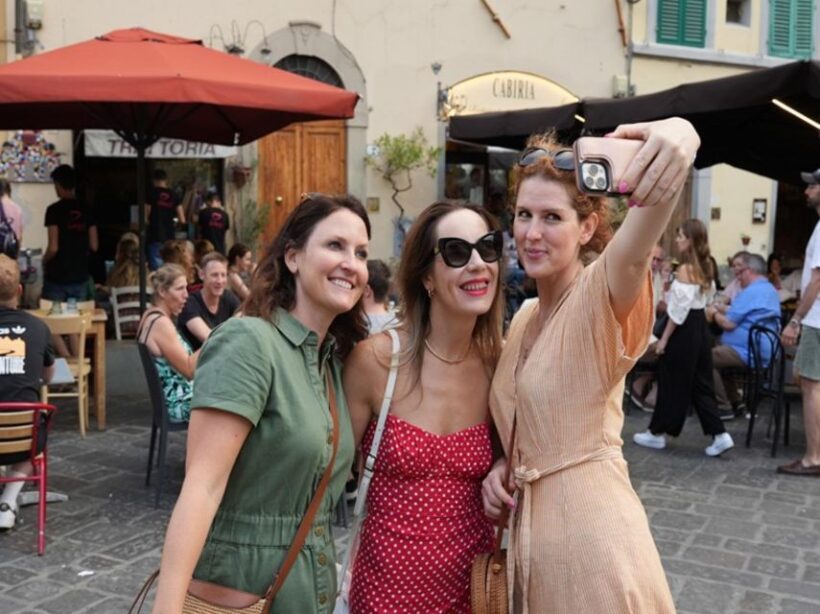 Florence: Food Walking Tour with Local Steak and Tuscan Wine - Crossing Ponte Vecchio and Exploring Oltrarno
