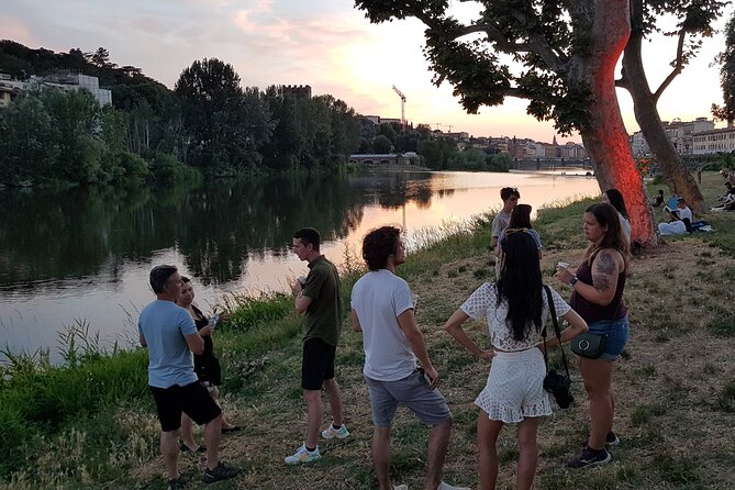 Florence Night Bike Tour With Wine and Aperitivo Picnic Included - Itinerary Highlights