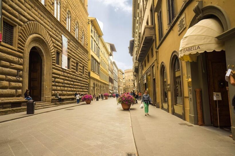 Florence: Polaroid Guided Tour of the City Center - The Guide and the Group Experience