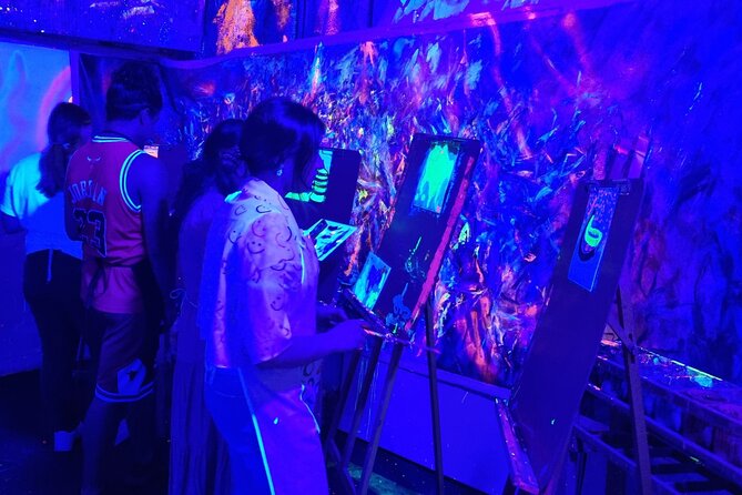 Fluorescent painting studio in Lyon in an art gallery - Key Points