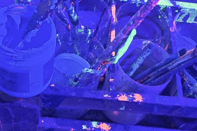 Fluorescent painting studio in Lyon in an art gallery - Analyzing the Value