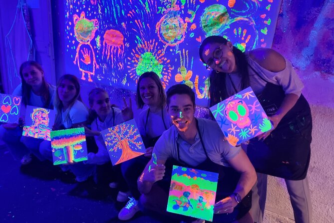 Fluorescent painting studio in Lyon in an art gallery - Why This Activity Fits into Your Lyon Visit