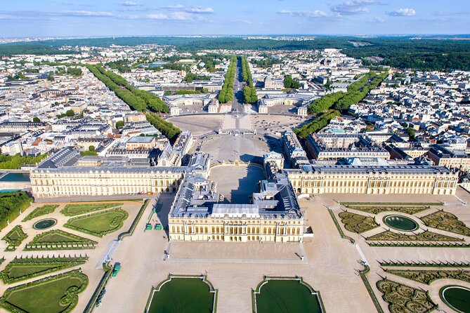 Fly around Paris with a local pilot - Analyzing the Value