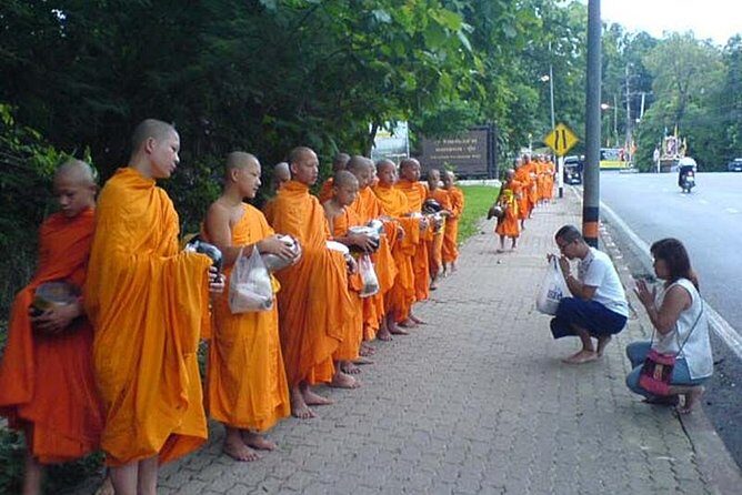 Follow monks trails Hiking & Alms Offering Doi suthep - The Experience in Detail
