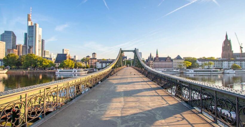 Frankfurt: Capture the most Photogenic Spots with a Local - Price and Value