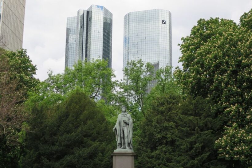 Frankfurt: Guided walk between palm trees and skyline - Authentic Experiences and Genuine Value