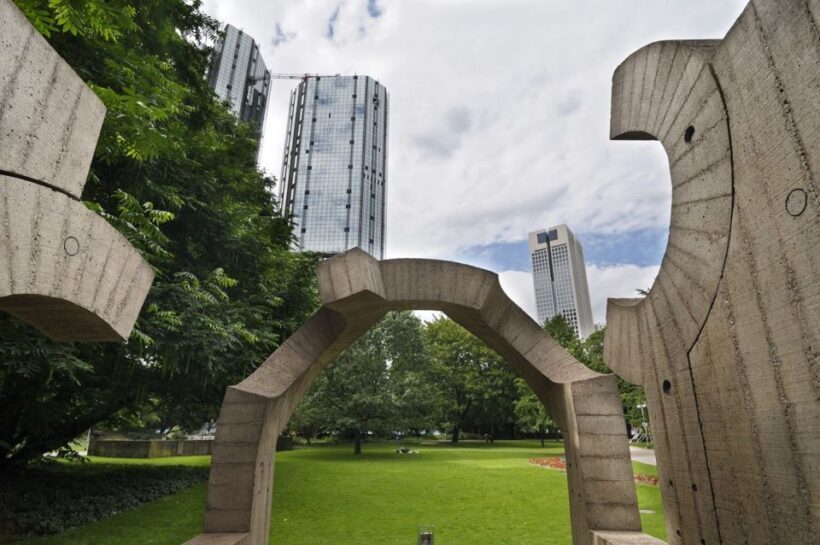 Frankfurt: Guided walk between palm trees and skyline - Who Is This Tour Best For?