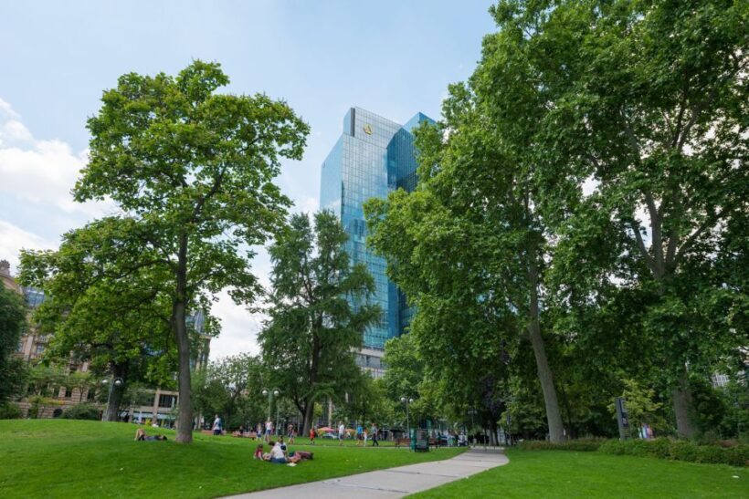 Frankfurt: Guided walk between palm trees and skyline - FAQs