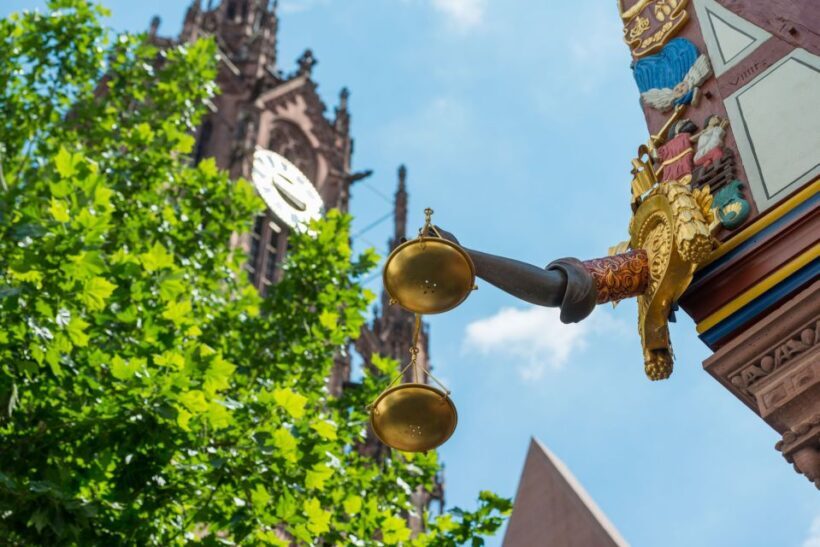 Frankfurt: New Old Town and Highlights German-Language Tour - Key Points