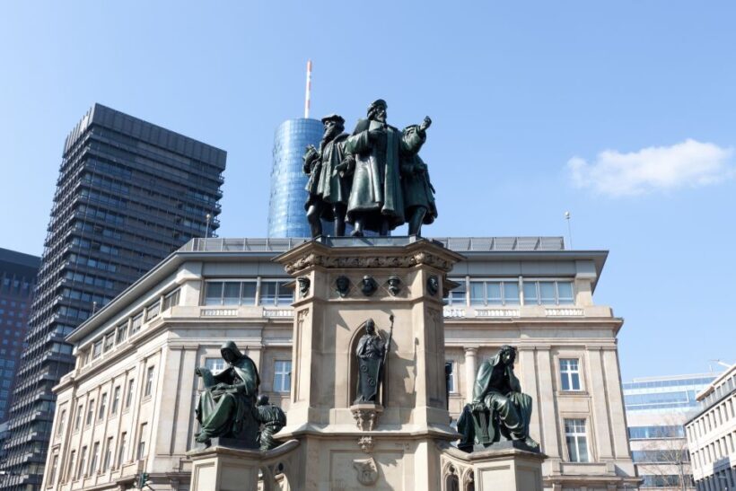 Frankfurt: Private Walking Tour with Relaxing Cruise - Logistics and Practicalities