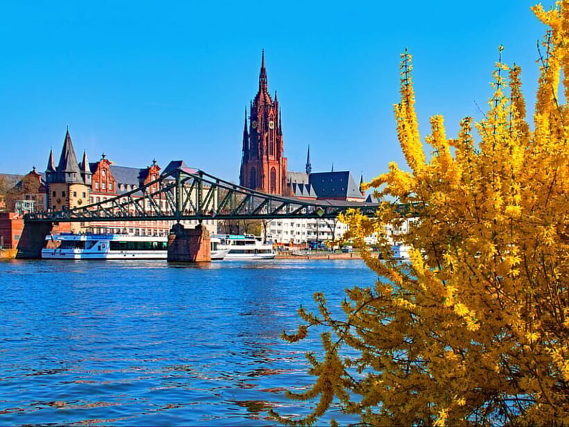 Frankfurt: Walking tour in German in private - just for you and your friends - Key Points