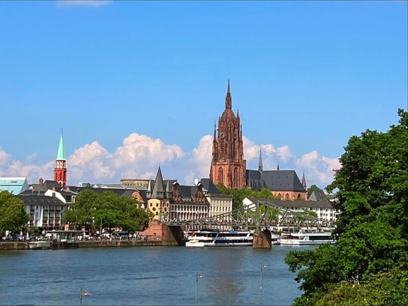 Frankfurt: Walking tour in German in private - just for you and your friends - Analyzing the Value: Is It Worth It?