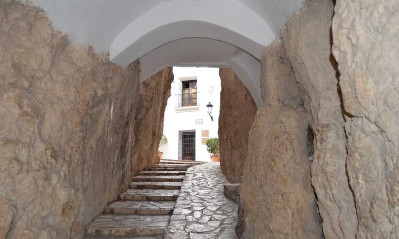 From Alicante: Guadalest, Altea & ticket in Algar Waterfalls - FAQs
