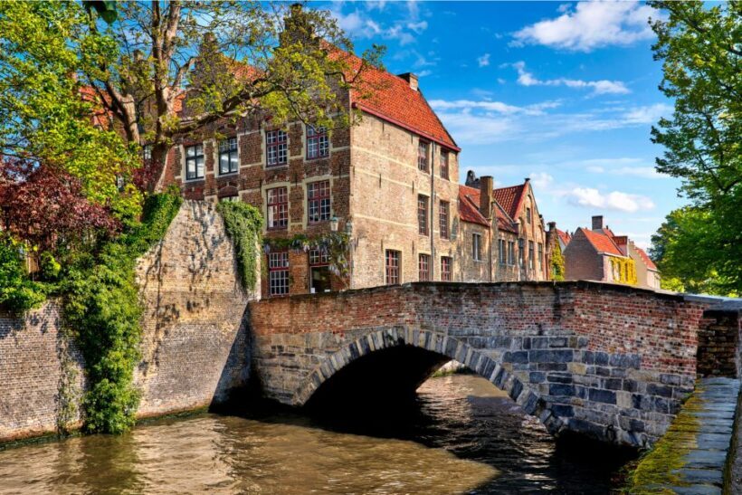 From Amsterdam: Bruges Guided Day Trip in English - The Sights and Experiences