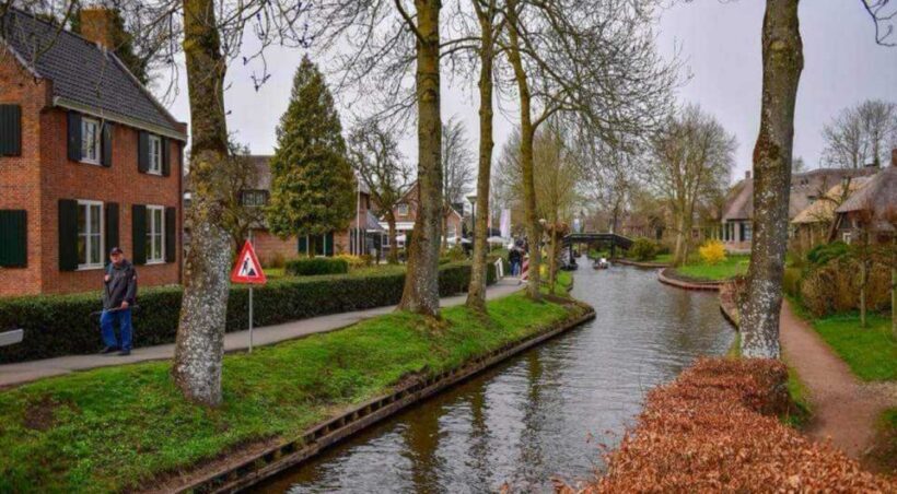 From Amsterdam: Giethoorn Guided Day Trip with Canal Cruise - What’s Included and What’s Not