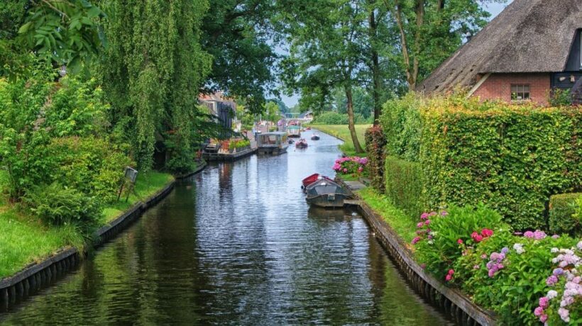 From Amsterdam: Giethoorn Sightseeing Tour and Canal Cruise - Key Points