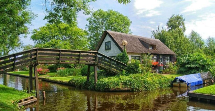 From Amsterdam: Giethoorn Sightseeing Tour and Canal Cruise - The Journey Begins: From Amsterdam to Giethoorn