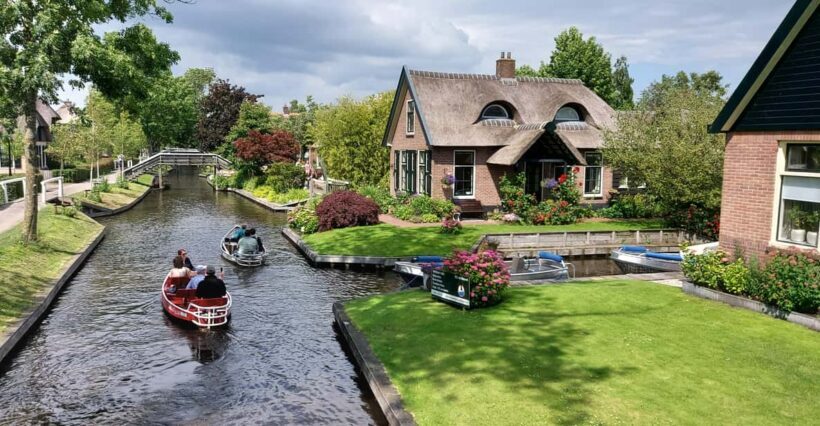 From Amsterdam: Giethoorn Small Group Tour with Boat Ride - An Authentic Day in Giethoorn