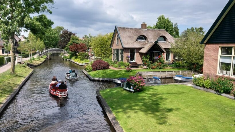 From Amsterdam: Giethoorn Small Group Tour with Boat Ride - The Boat Ride: Gliding Past Tiny Islands