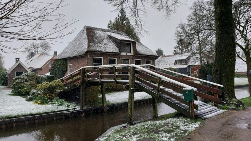 From Amsterdam: Giethoorn Small Group Tour with Boat Ride - Exploring on Foot: Strolling the Bridges and Streets