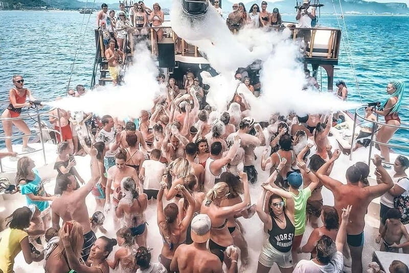 From Antalya/Kemer: All-Inclusive Party Boat with Lunch - The Breakdown of the Day
