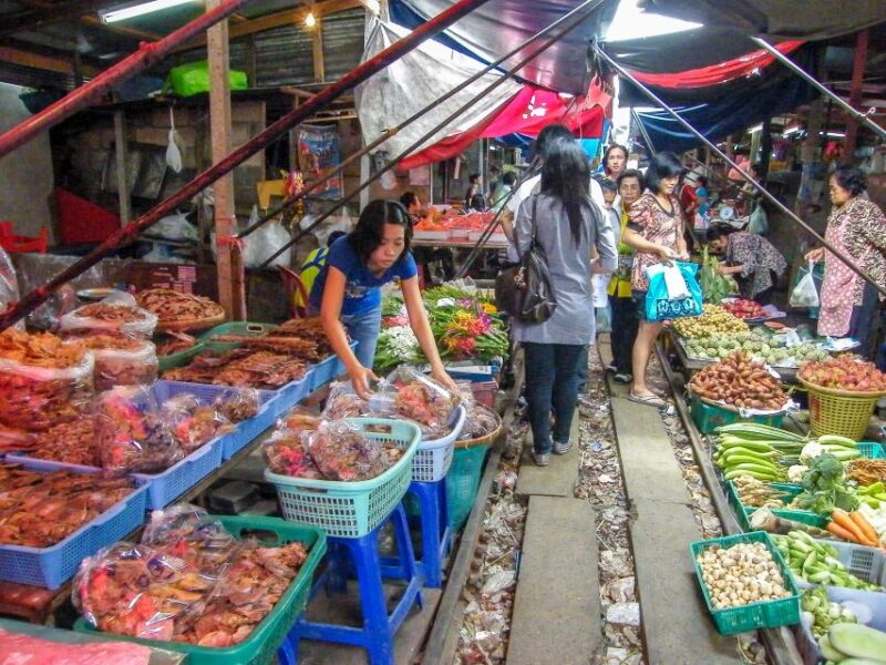 From Bangkok: Damnoen Saduak & Train Market Tour in Spanish - Who Should Consider This Tour?