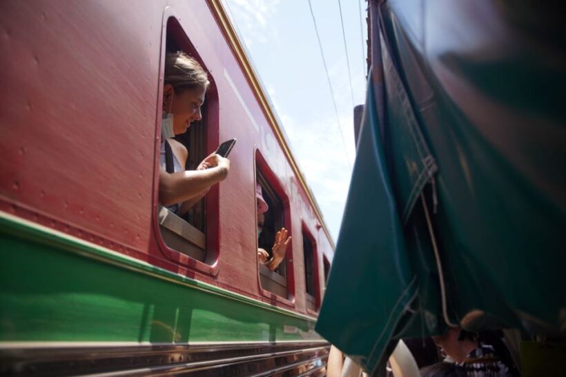 From Bangkok: Floating Market and Ayutthaya Guided Day Tour - Authentic Experiences That Make a Difference