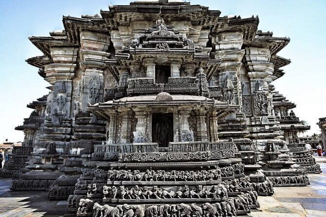 From Bengaluru: Private Tour Sravanbelgola, Belur & Halebidu - Start at Shravanabelagola: The Majestic Gommateshwara Statue