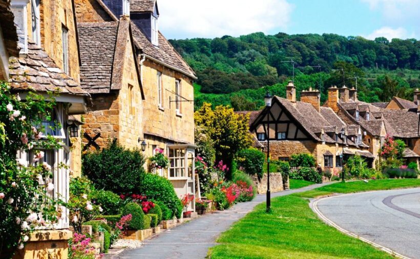 From Brighton: Stratford-upon-Avon & The Cotswolds Day Trip - Visiting Anne Hathaway’s Cottage