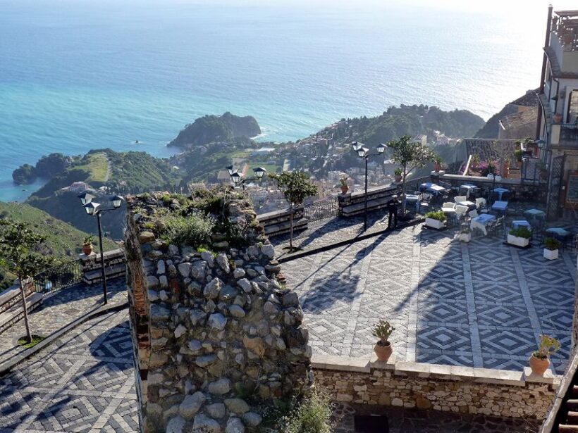 From Catania: White Lotus tour Taormina, Castelmola & Naxos - Key Points
