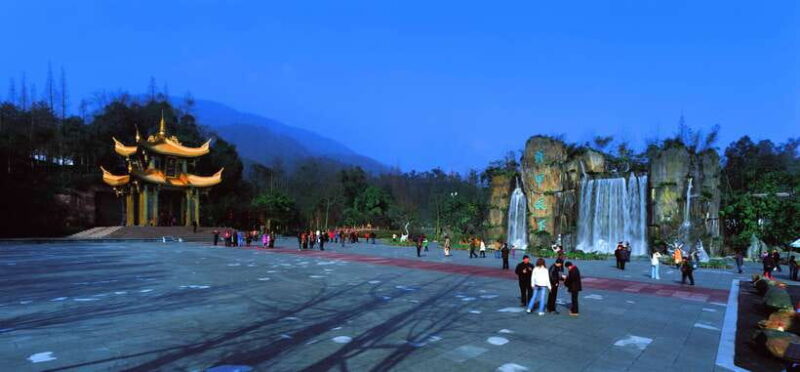 From Chengdu: Mount Emei Day Trip with Golden Summit Visit - Visiting the Golden Summit