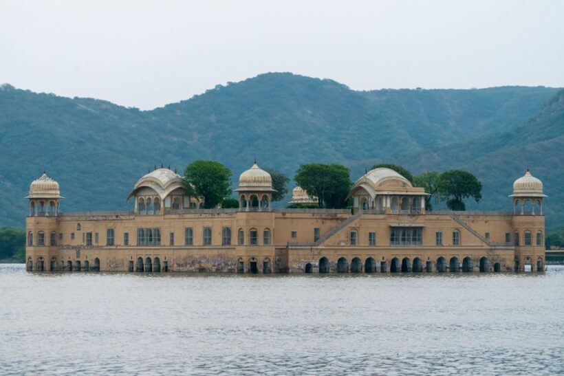 From Delhi: Jaipur Private Day Trip with Guide - Arrival and Introduction to Jaipur