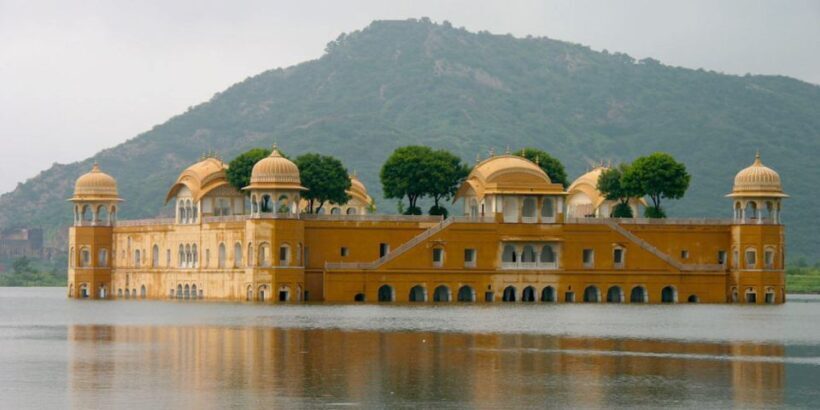 From Delhi: Jaipur Sightseeing Day Tour with Hotel Pickup - Hawa Mahal: The Iconic Wind Palace