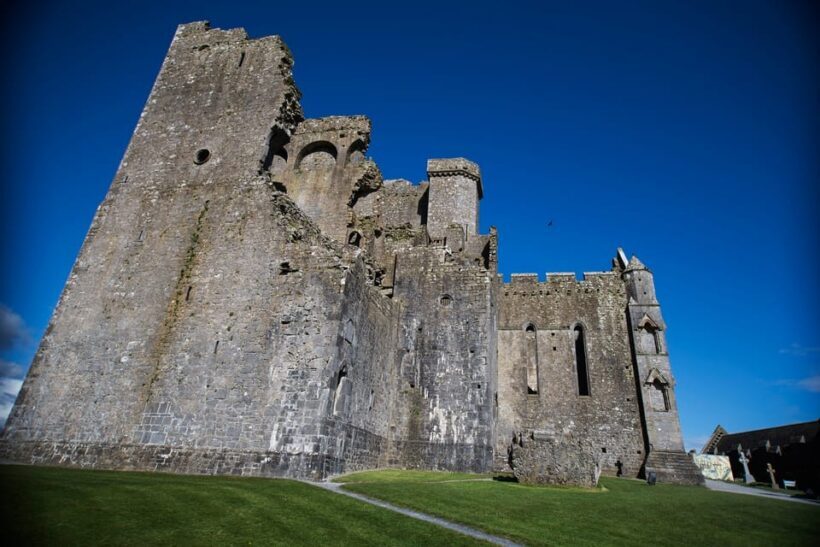 From Dublin:Cork,Cahir Castle,Rock of Cashel Tour in Spanish - FAQs