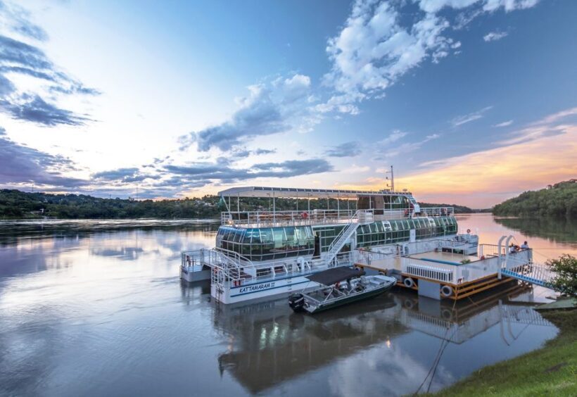 From Foz do Iguaçu: Sunset Catamaran Tour with Meal - Who Should Consider This Experience?