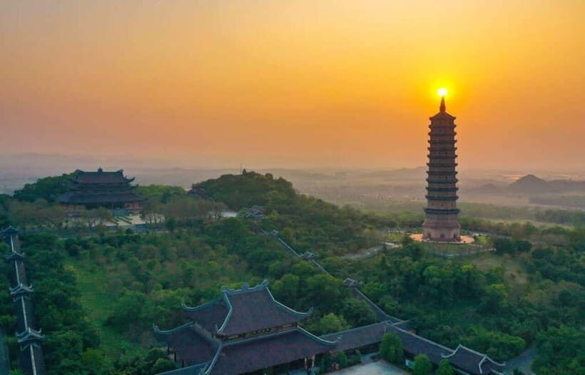 From Hanoi: Bai Dinh,Trang An and Mua Cave Trip - Climbing Mua Cave: Panoramic Views and a Bit of a Workout