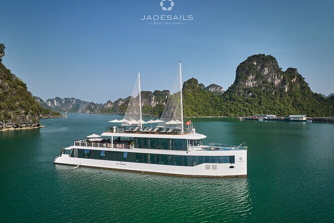 From Hanoi: JadeSails Luxury Cruise explore Halong & Lan Ha Bay - First Impressions: From Hanoi to Halong Bay