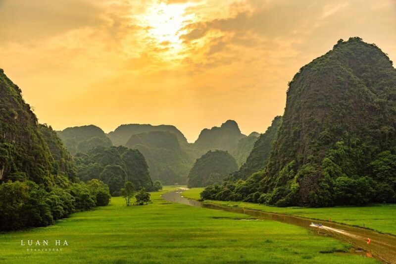 From Hanoi: Ninh Binh & Hoa Lu & Tam Coc/ Trang An - The Highlight: Boat Rides in Tam Coc or Trang An