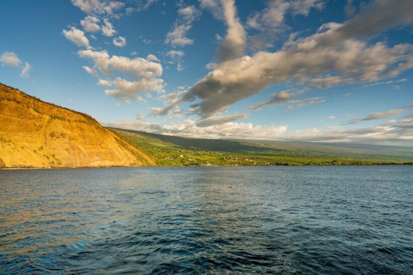 From Hawaii: Historical Dinner Cruise Tour to Kealakekua Bay - Entertainment and Atmosphere