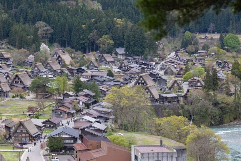 From Kanazawa/Toyama: Shirakawago and Takayama Day Tour - Exploring Shirakawa-go: The UNESCO Village