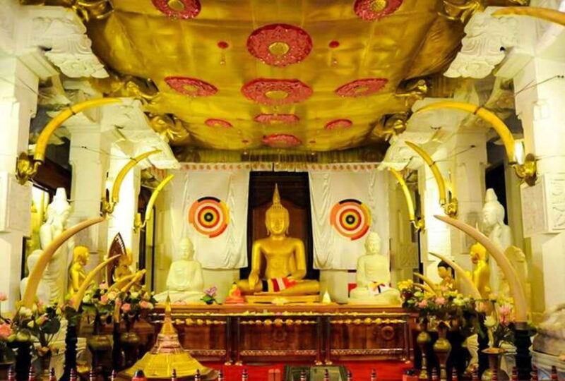 From Kandy: All Inclusive Evening Kandy city tour by Tuk-Tuk - Visiting the Sacred Tooth Relic: A Spiritual Heartbeat