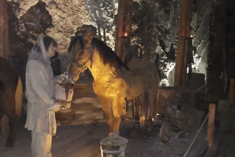 From Krakow: Wieliczka Salt Mine Tour in Italian - An Underground Journey into History and Art
